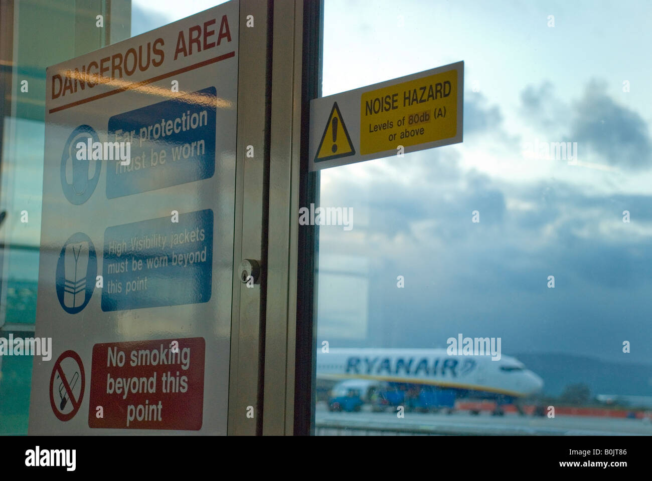 Airport warning signs hi-res stock photography and images - Alamy
