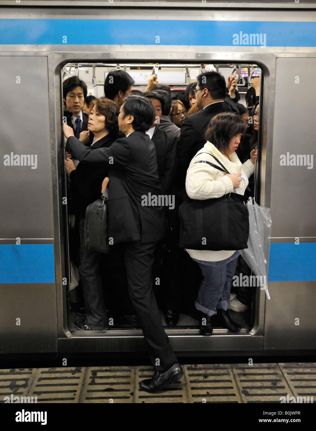 Commuters tokyo pushing hi-res stock photography and images - Alamy