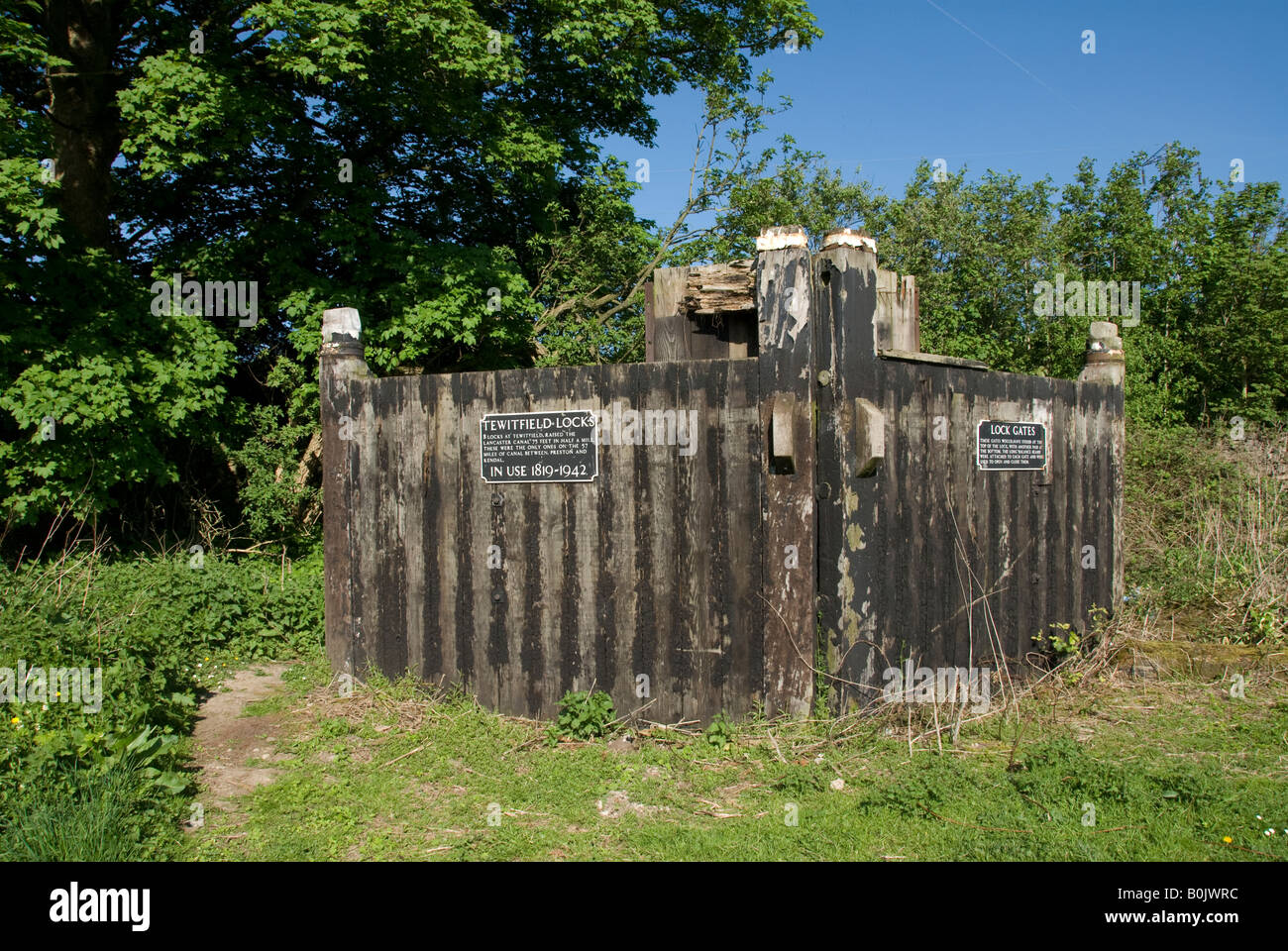 tewitfield lock gates disused Stock Photo - Alamy