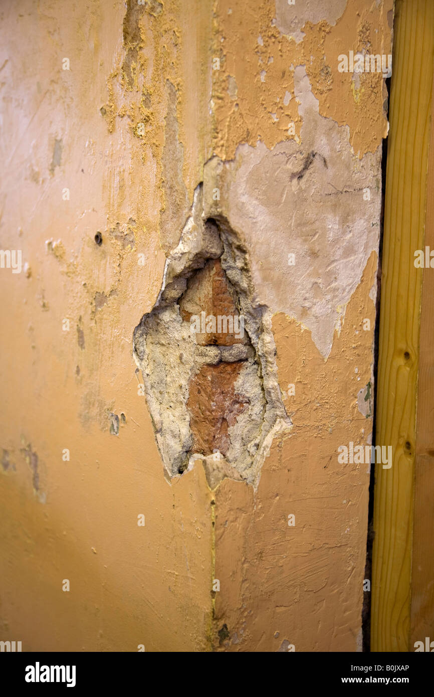 Plaster crumbling hi-res stock photography and images - Alamy