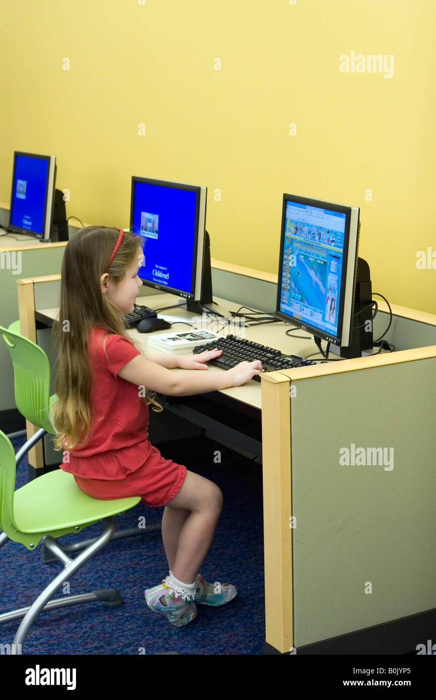 Girl keyboards computer hi-res stock photography and images - Alamy