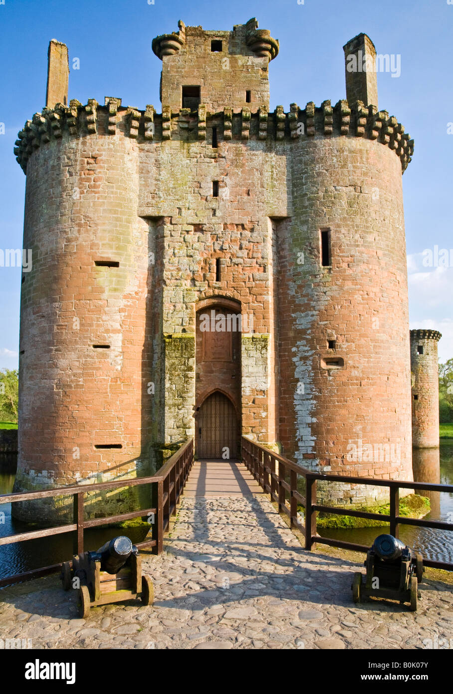 Scottish moat gatehouse hi-res stock photography and images - Alamy