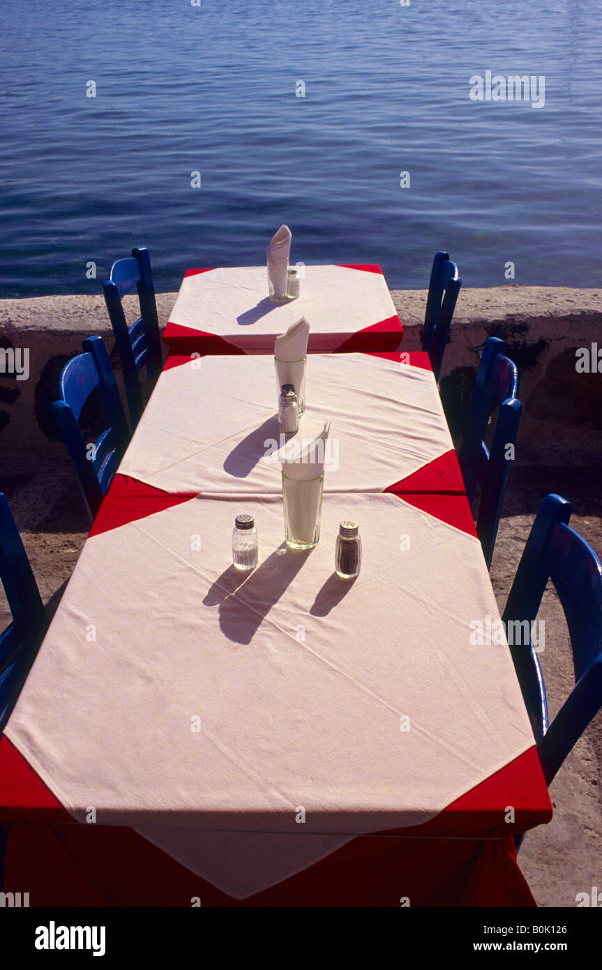 Waterfront dining table hi-res stock photography and images - Alamy