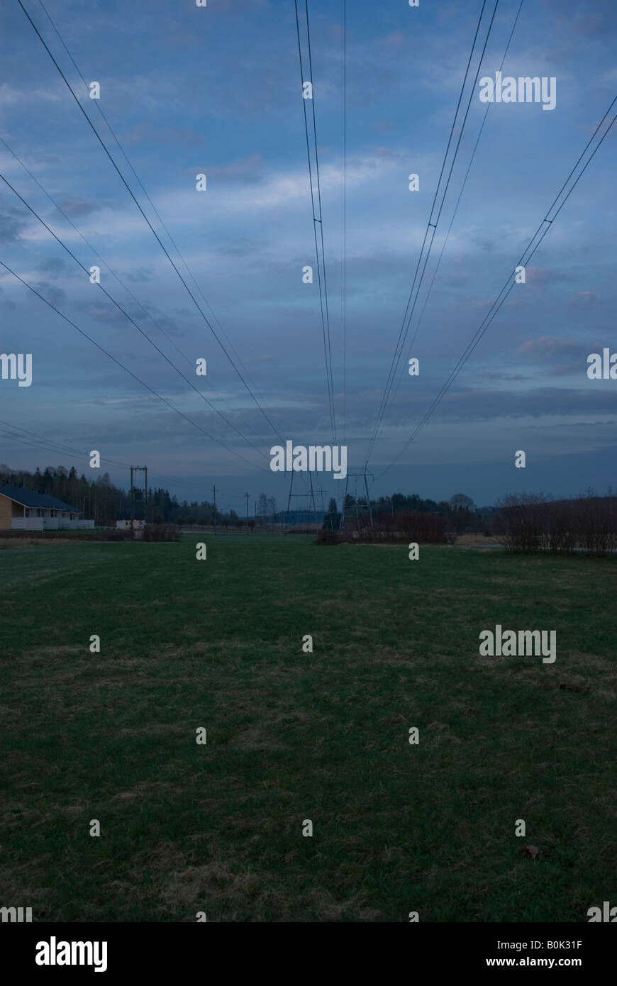 Overhead powerlines hi-res stock photography and images - Alamy