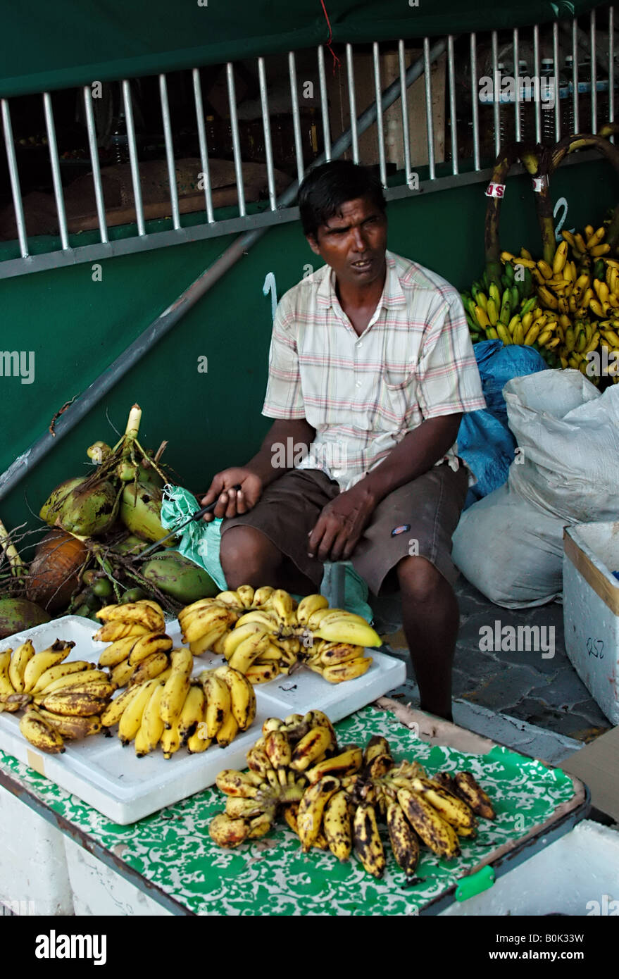 man sells fruit Stock Photo - Alamy