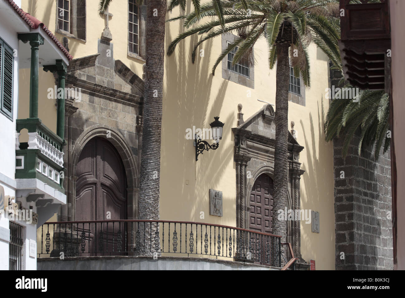 Imposing entrance door hi-res stock photography and images - Alamy