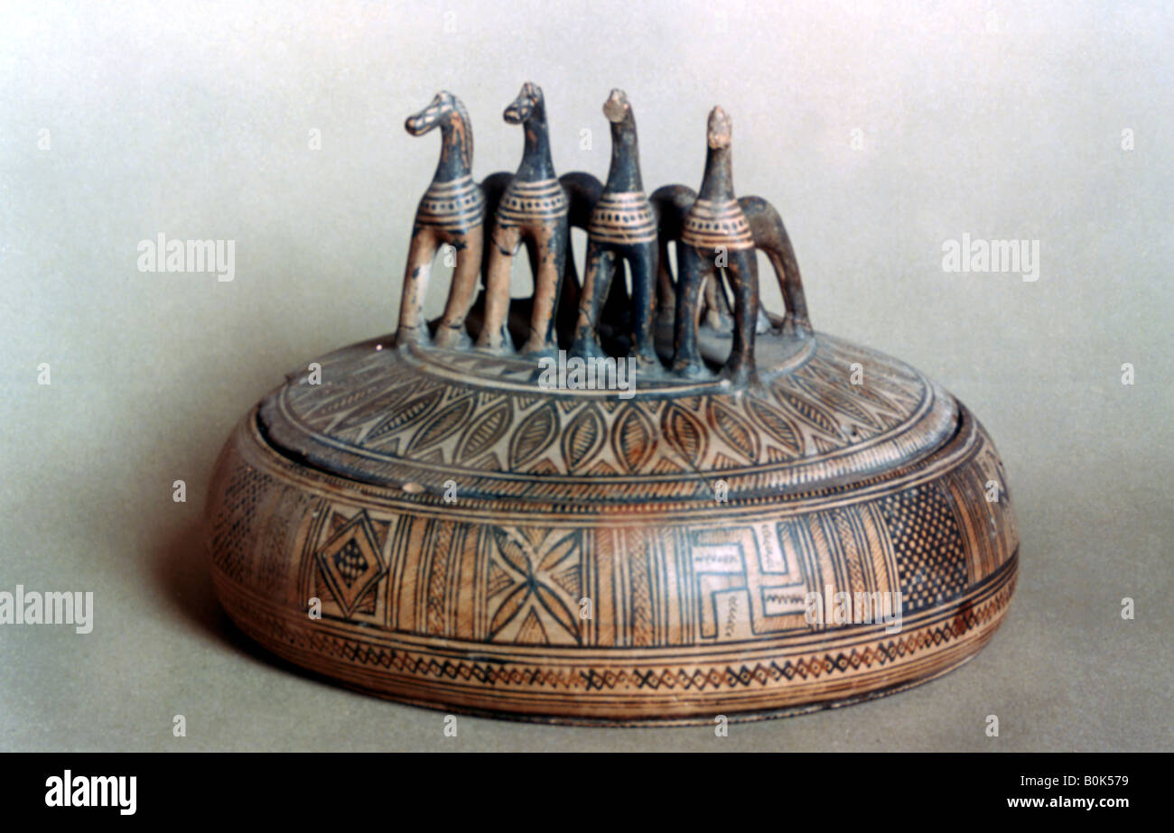 Ancient greek pyxis hi-res stock photography and images - Alamy