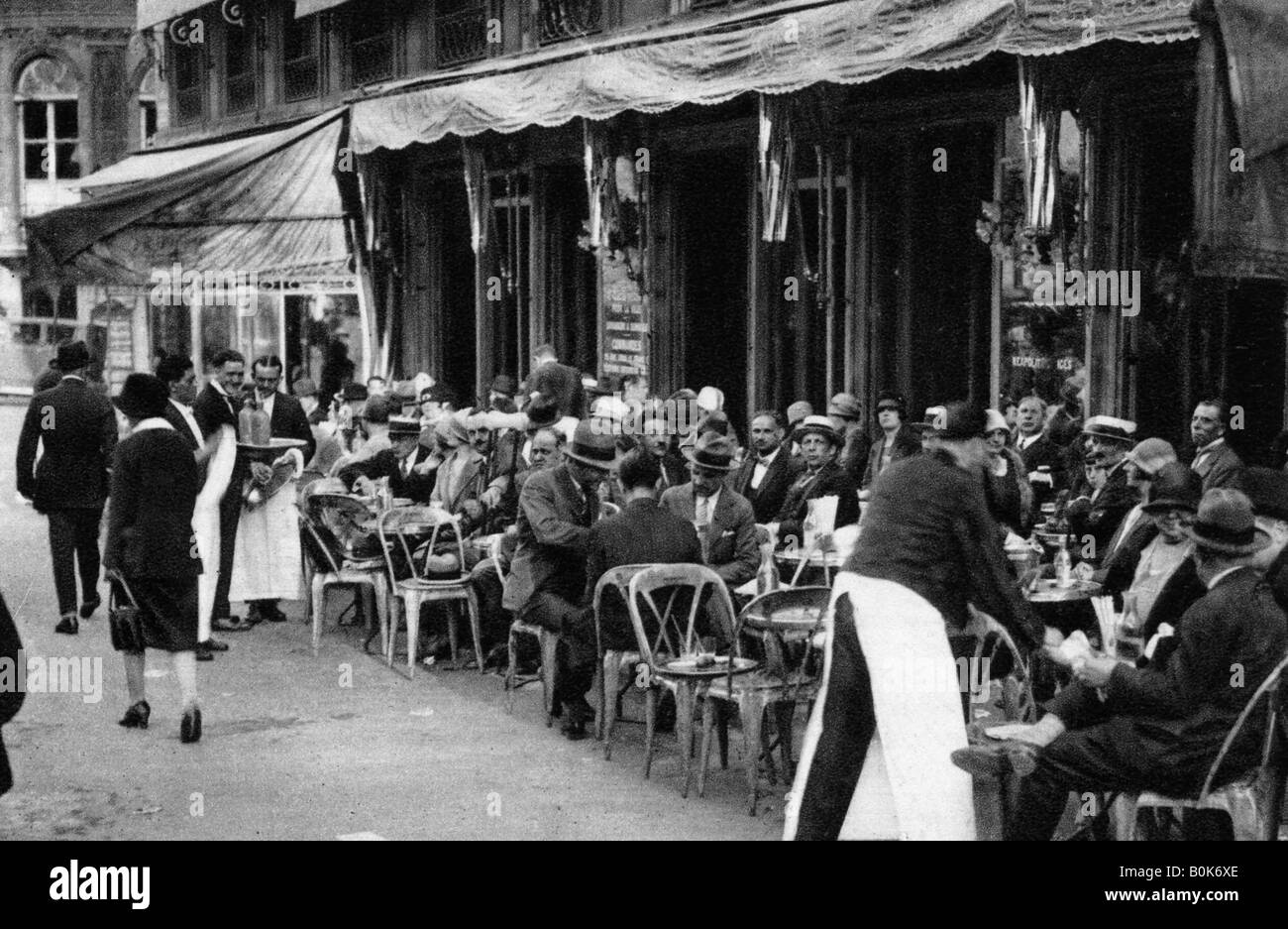 Paris 1930s cafe hi-res stock photography and images - Alamy