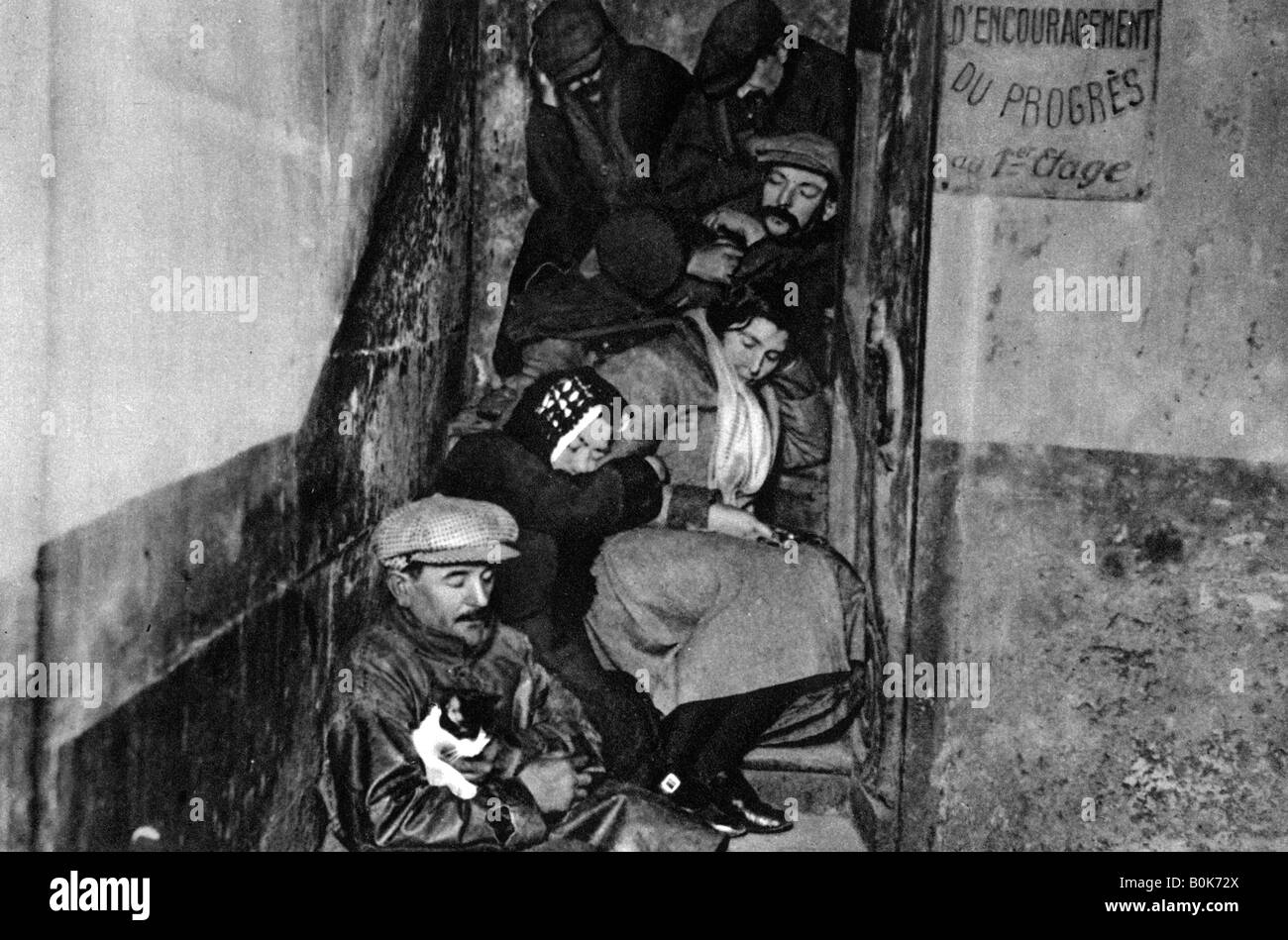 Homeless paris 1930s hi-res stock photography and images - Alamy