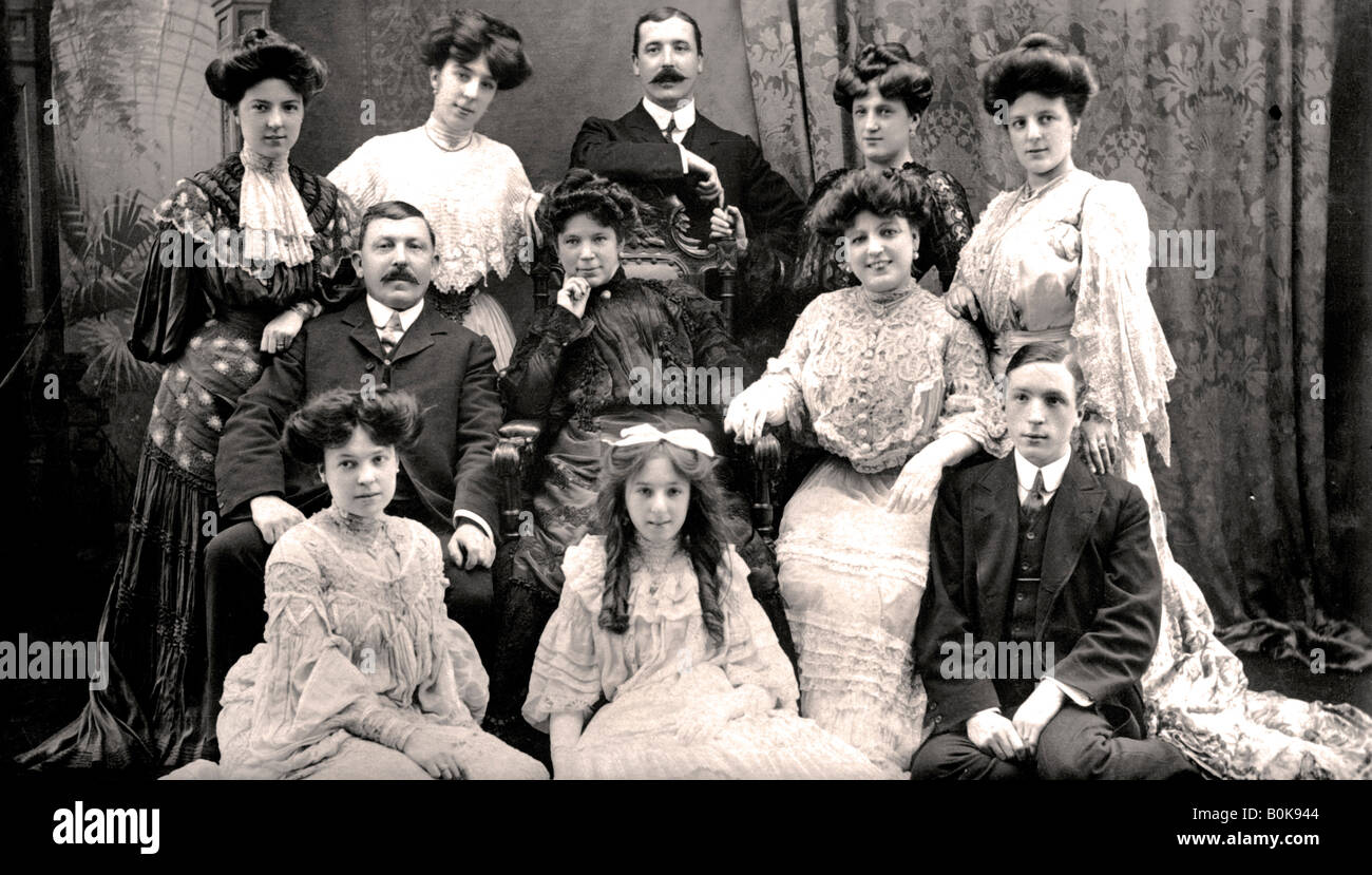 Victorian family portrait hi-res stock photography and images - Alamy