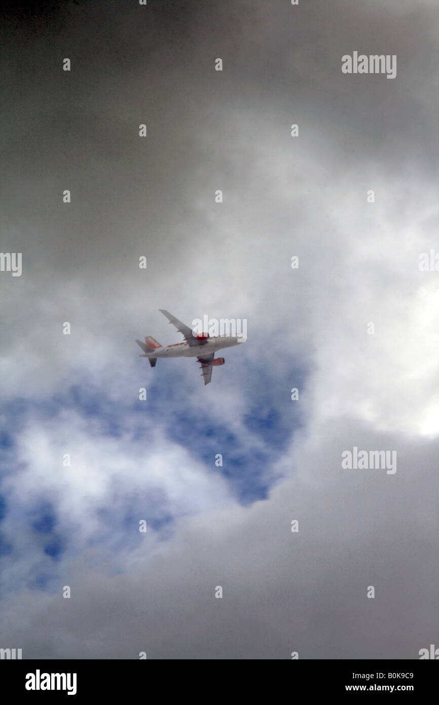 Easyjet sky dark hi-res stock photography and images - Alamy
