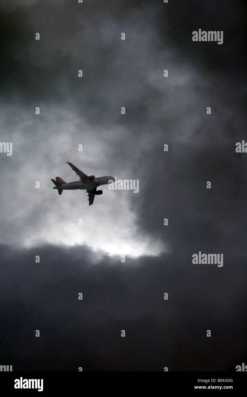 Easyjet plane dark sky hi-res stock photography and images - Alamy