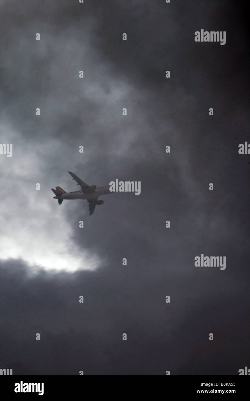 Easyjet plane dark sky hi-res stock photography and images - Alamy