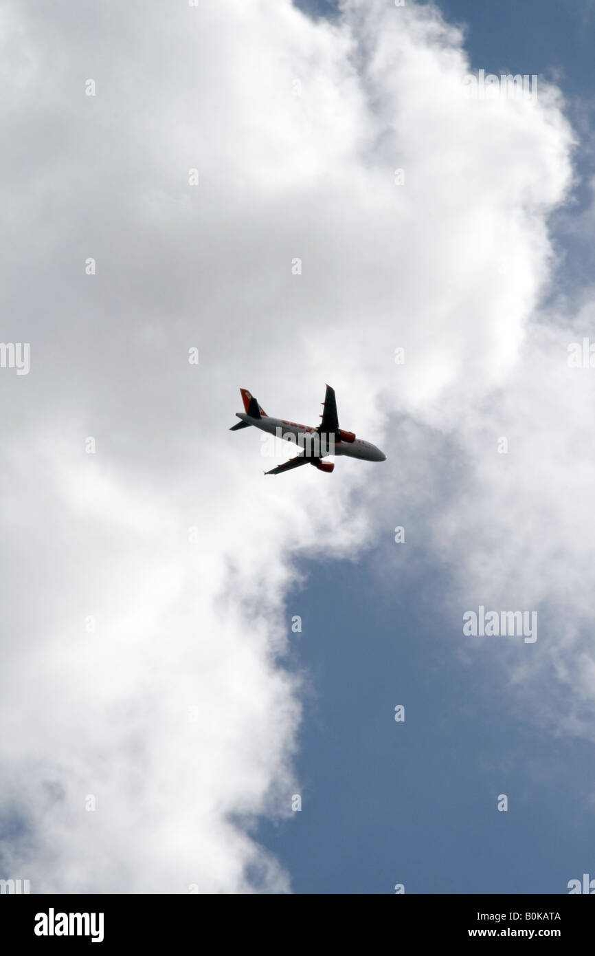 Easyjet plane dark sky hi-res stock photography and images - Alamy