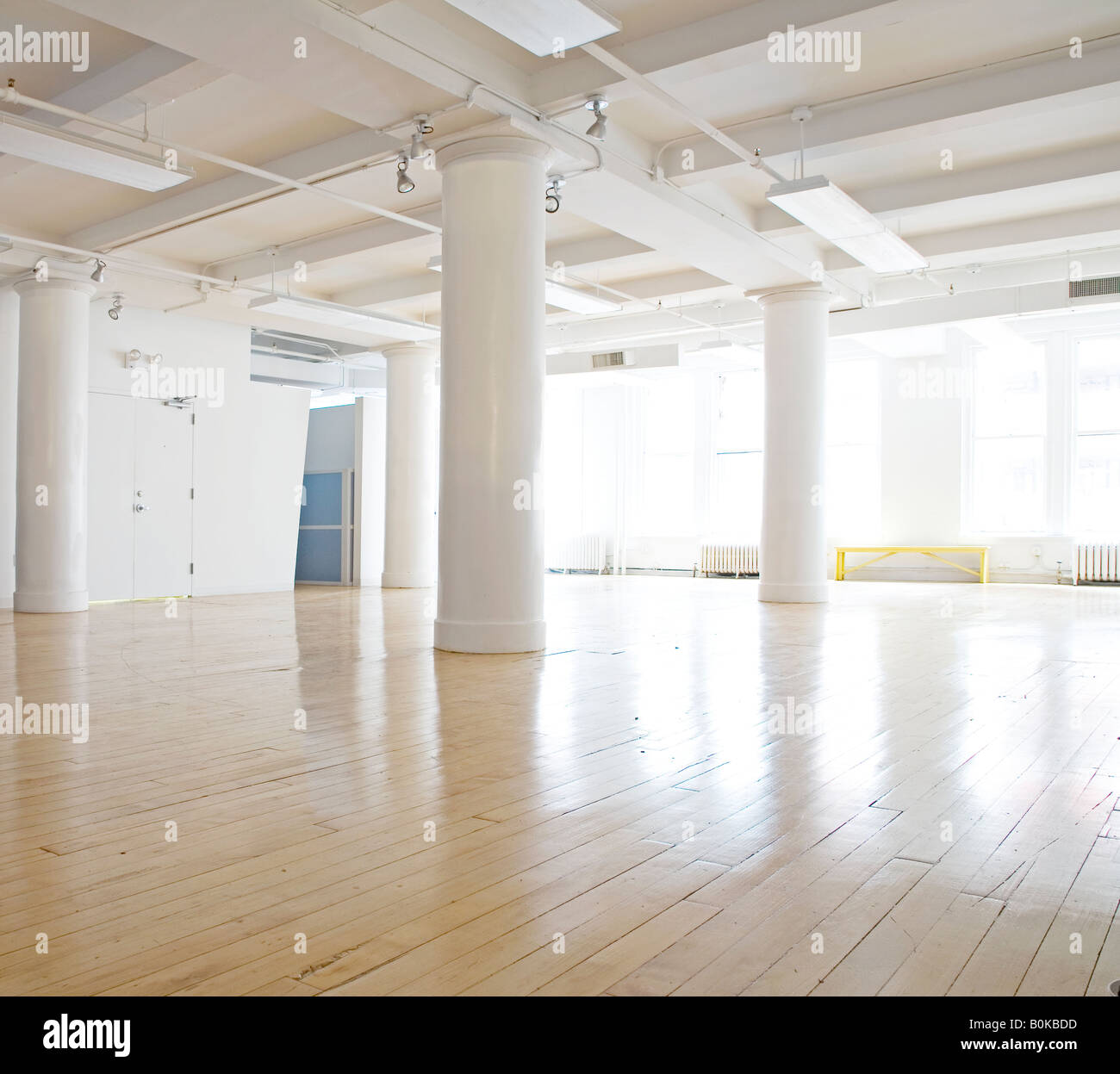 Empty office space hi-res stock photography and images - Alamy