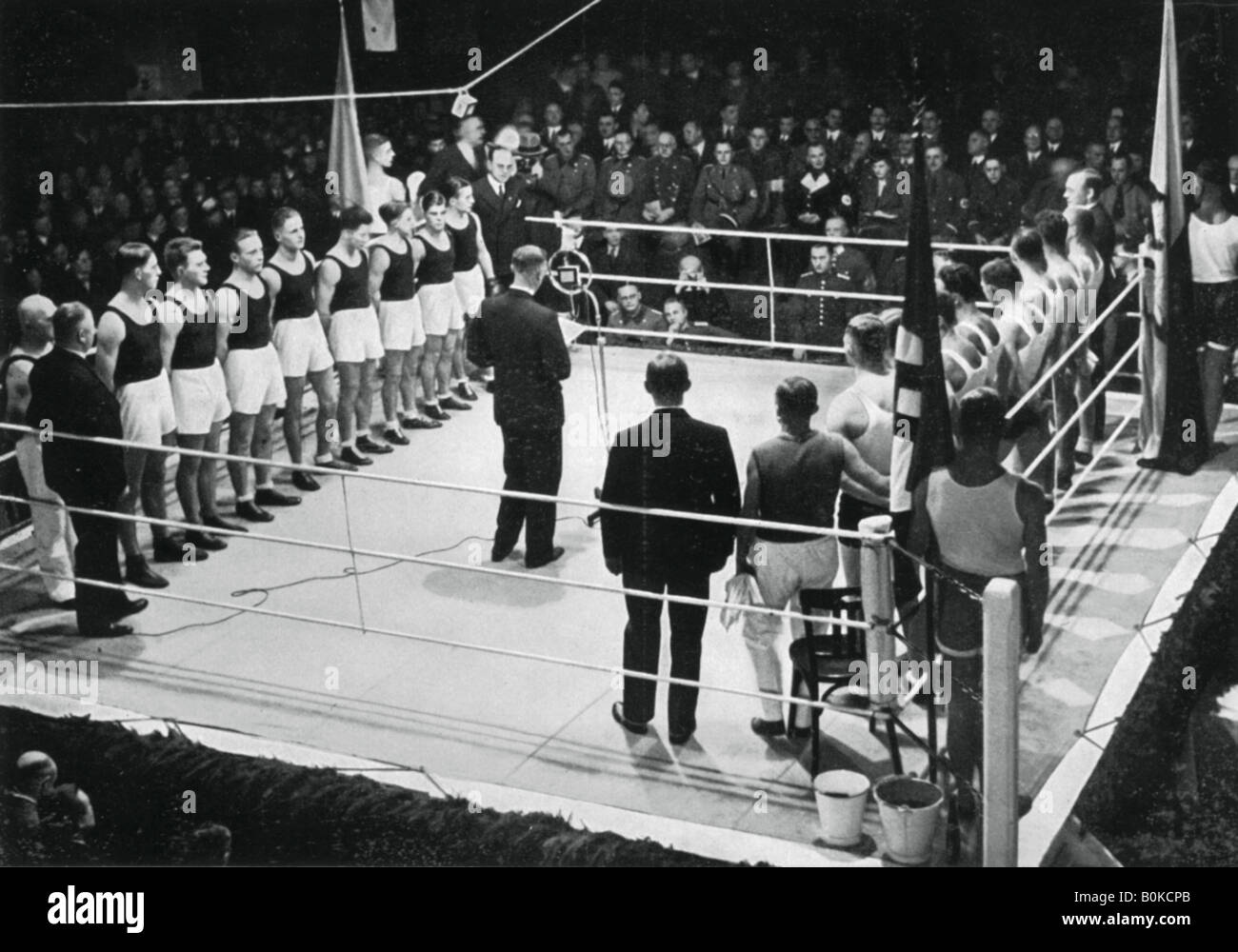Boxing ring audience hi-res stock photography and images - Alamy