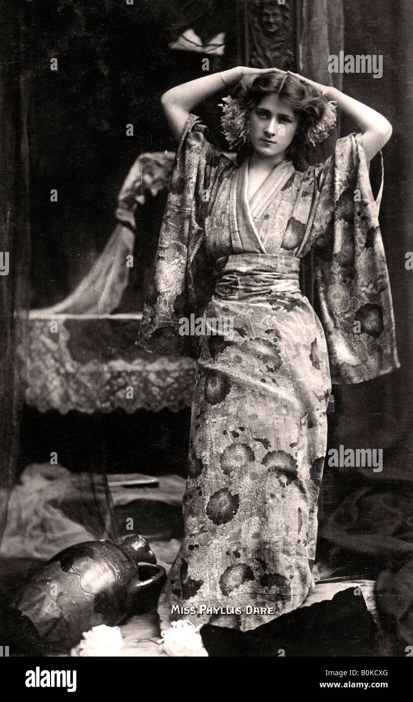 Actress full length 1975 hi-res stock photography and images - Alamy