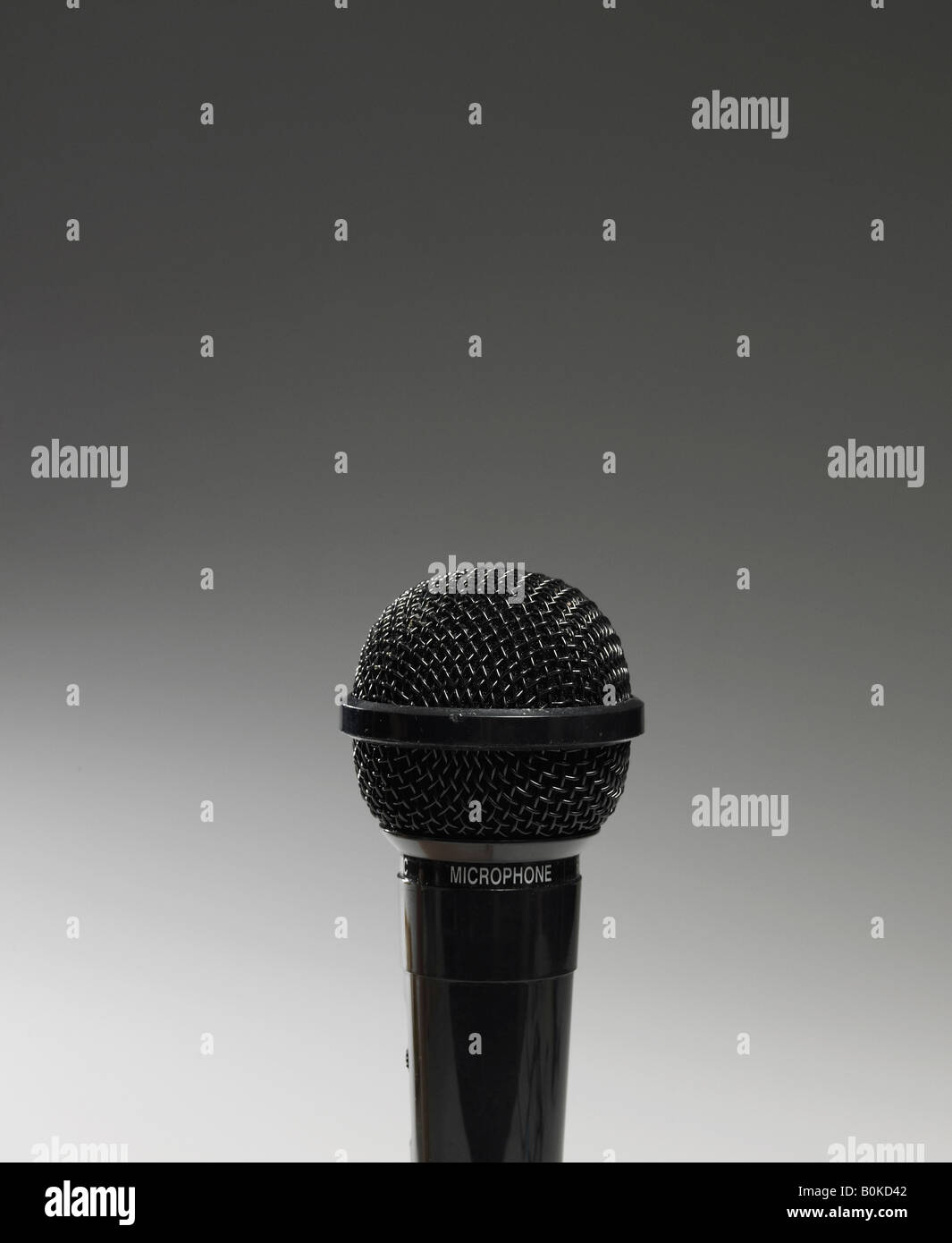 Single microphone hi-res stock photography and images - Alamy
