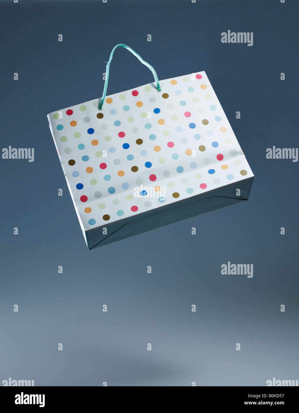 Single Paper Shopping Bag Stock Photo - Alamy