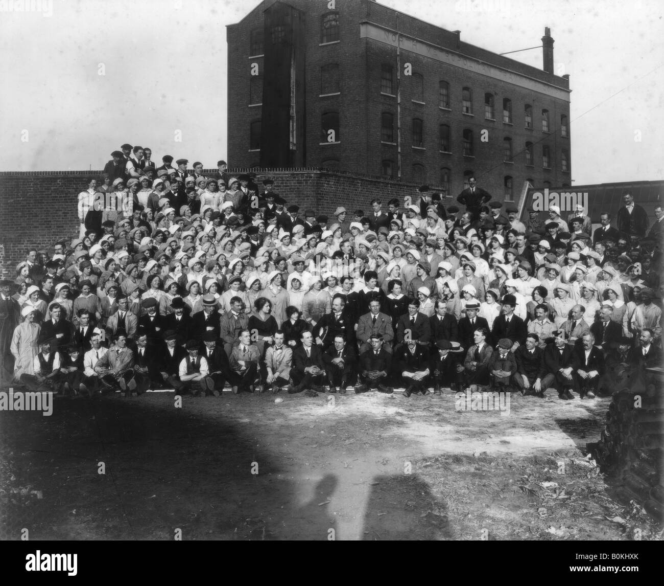 Munitions factory workers, London, World War I, 1914-1918. Artist: Haua ...