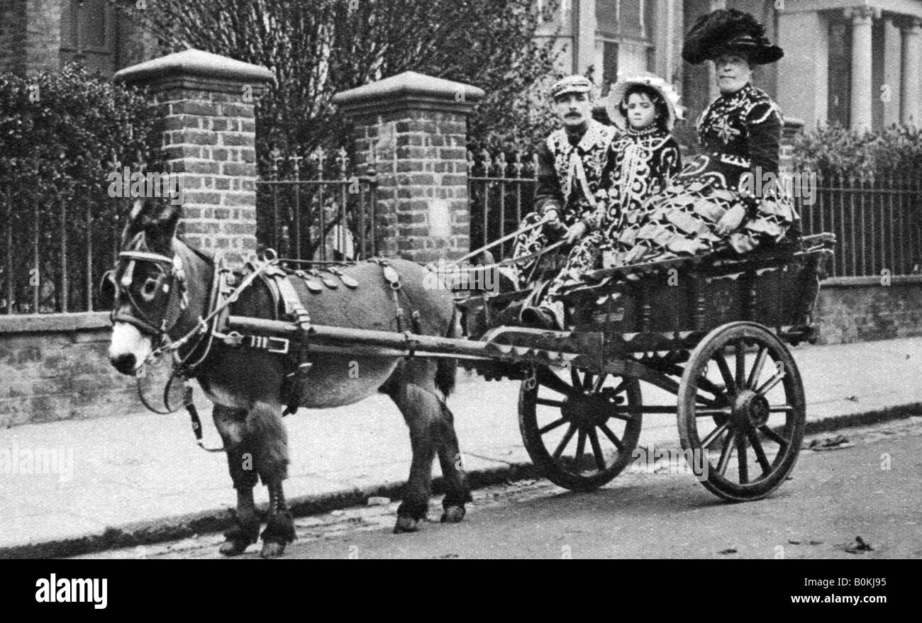 Traditional cockney costume hi-res stock photography and images - Alamy