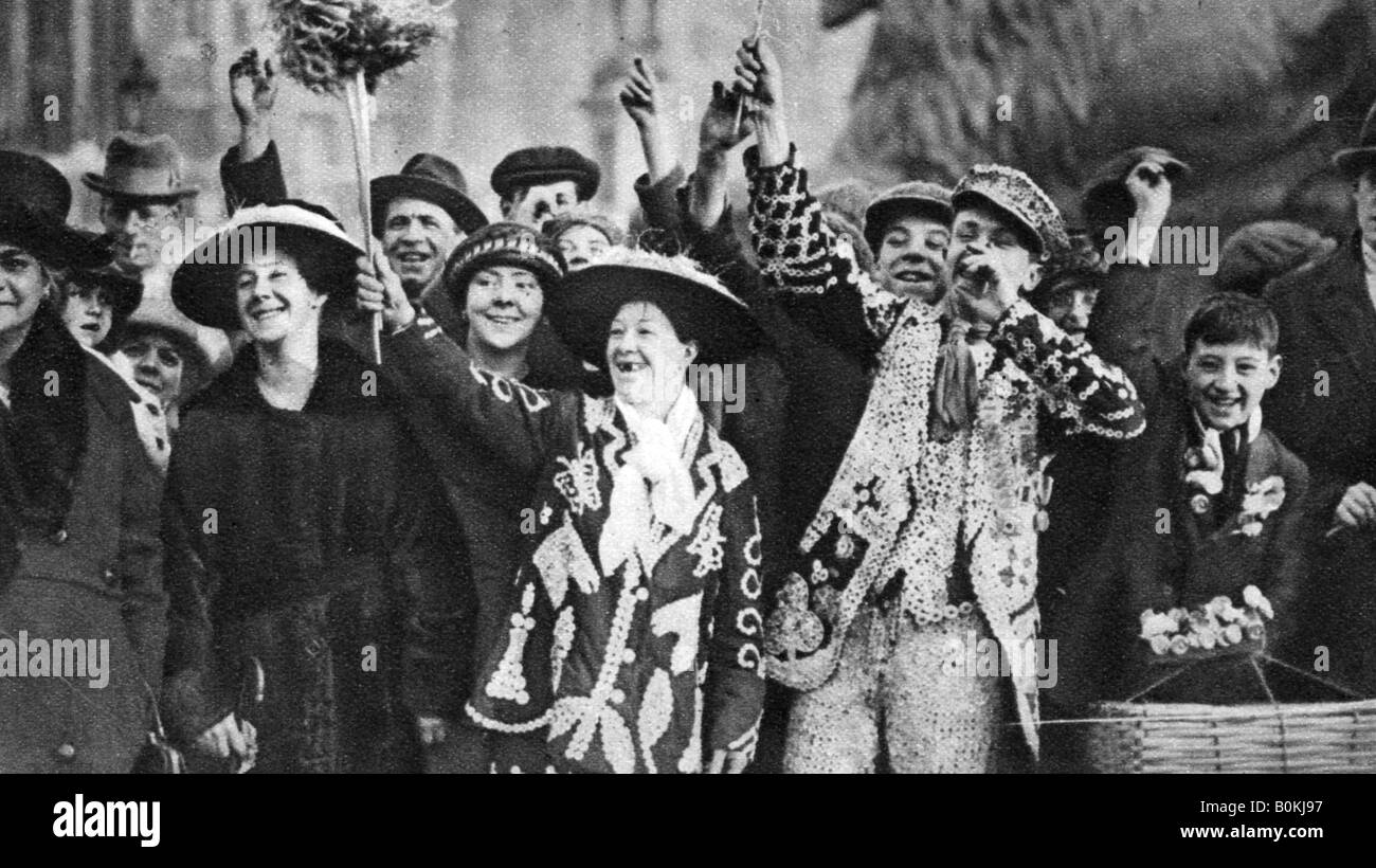 Traditional cockney costume hi-res stock photography and images - Alamy