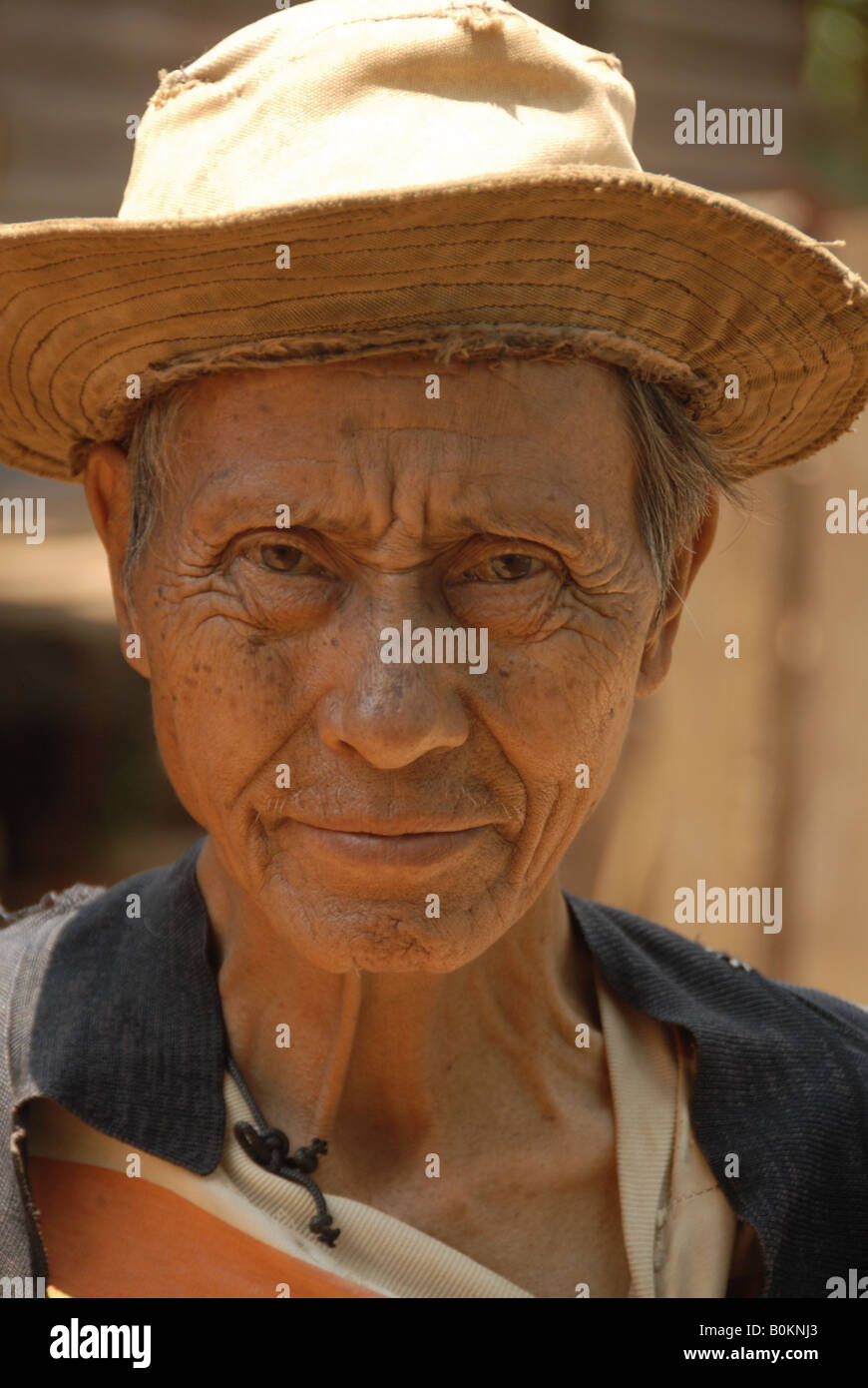 thaiyai minority man, maehongson, north of thailand Stock Photo - Alamy
