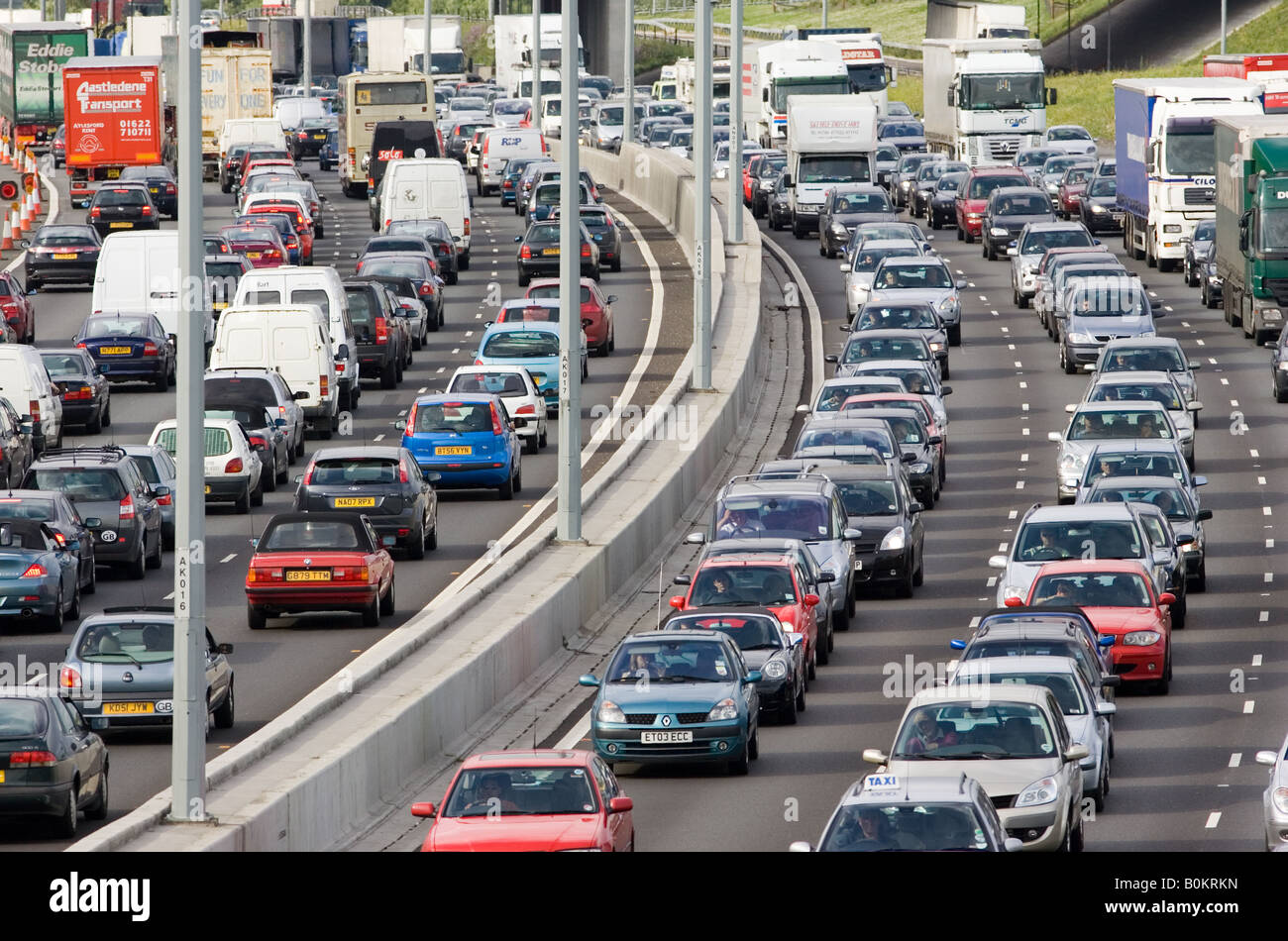 Traffic congestion at a standstill in both directions on M25 motorway ...