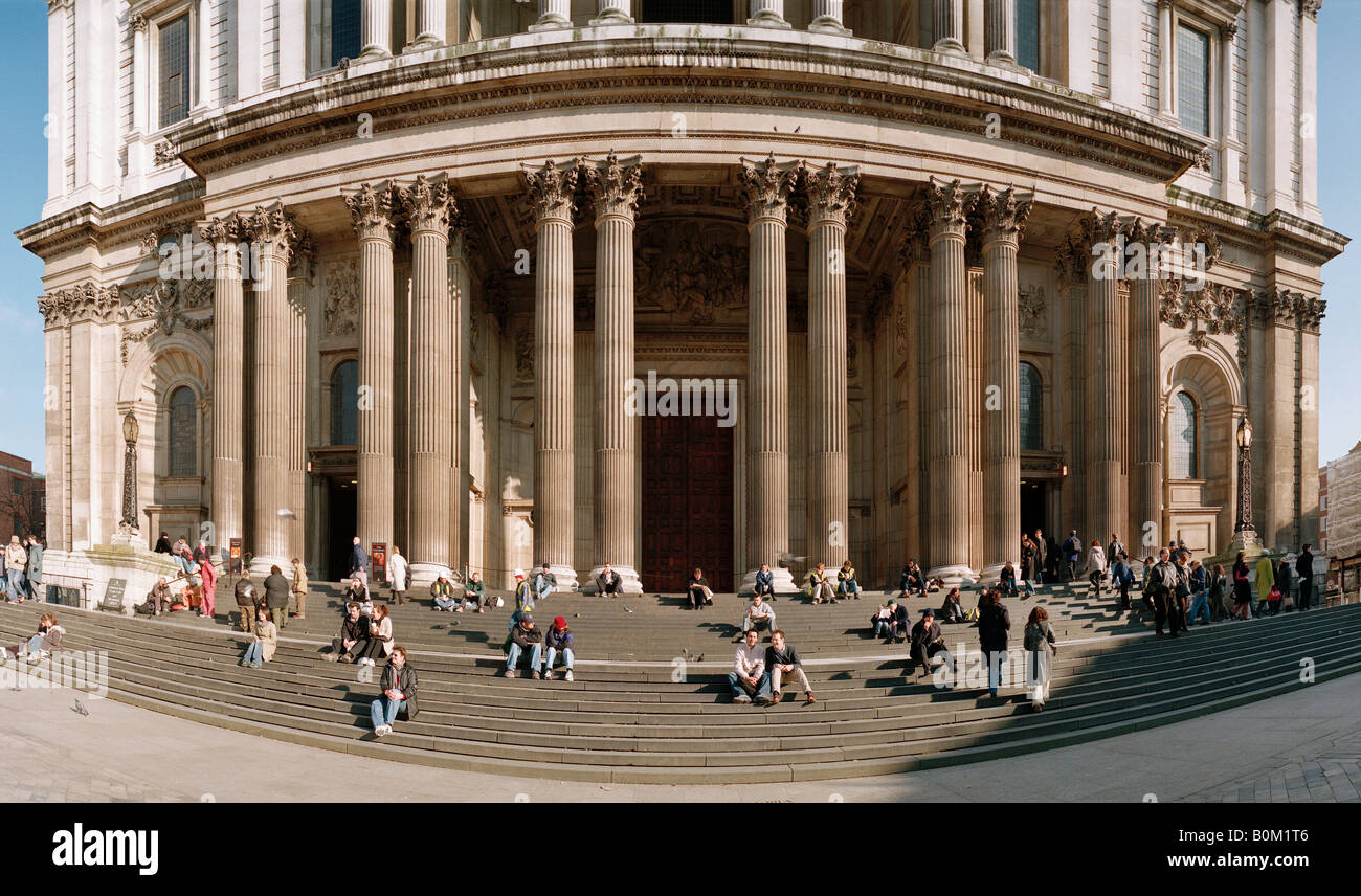 Tourists sitting on cathedral steps hi-res stock photography and images ...