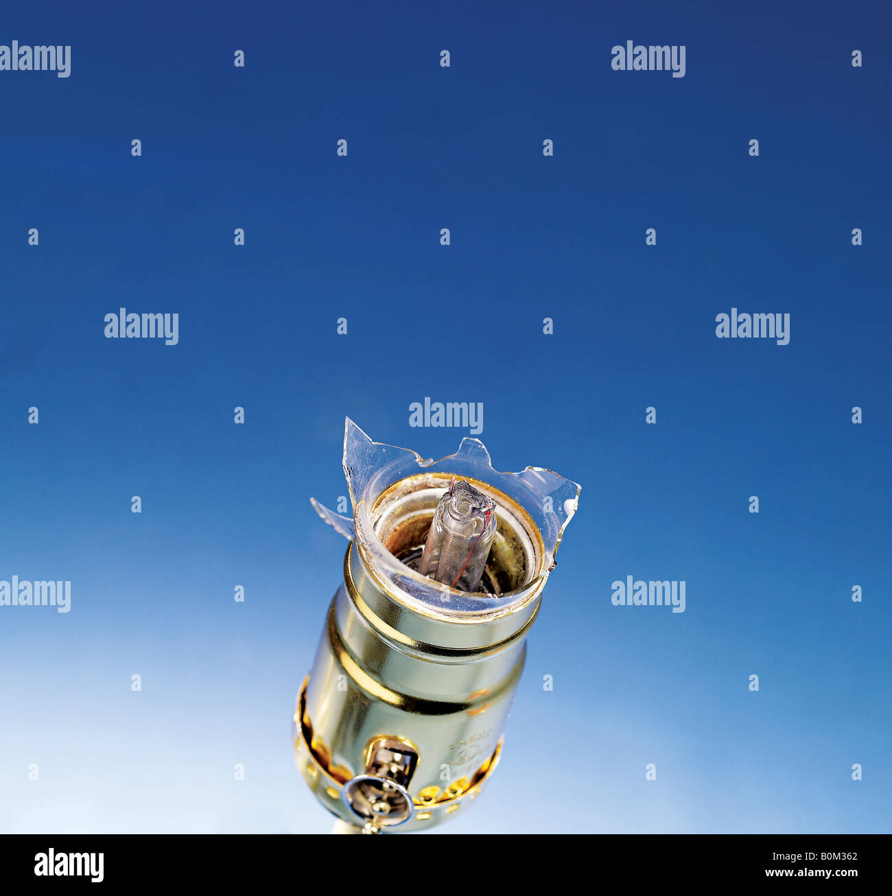 Broken Lightbulb in the socket against blue background Stock Photo - Alamy