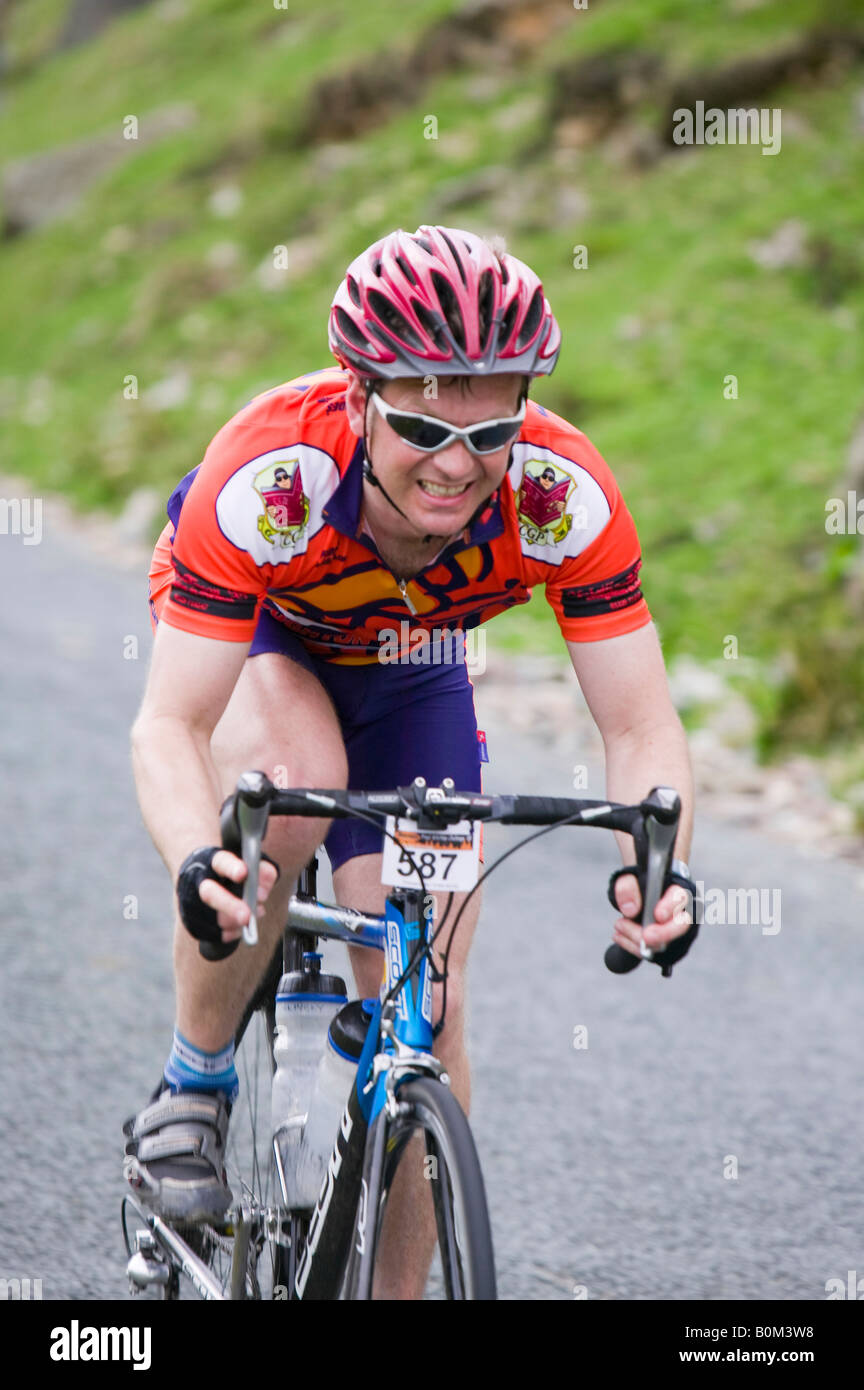 Cyclist mountain pass hi-res stock photography and images - Alamy