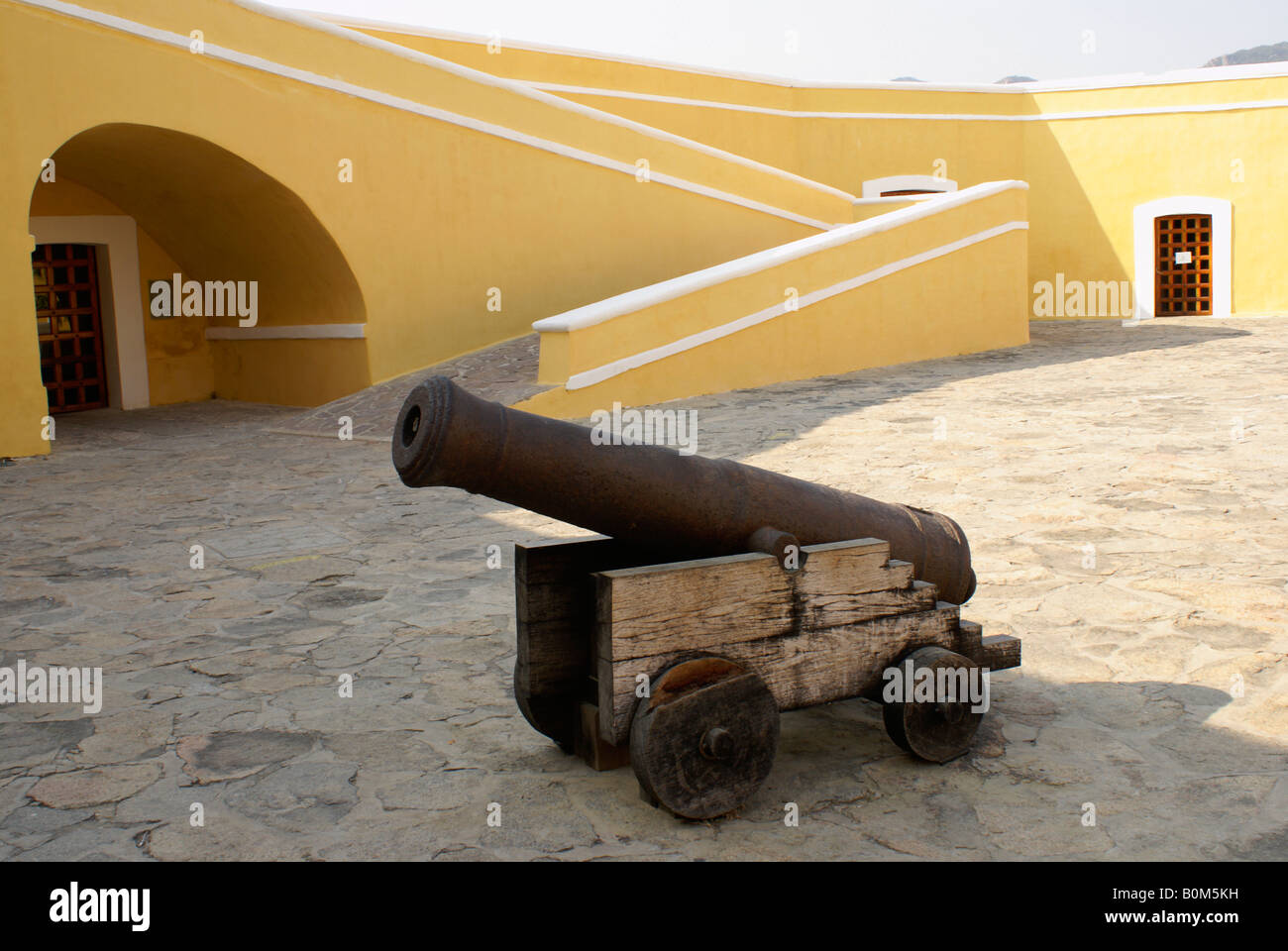 Spanish cannon in courtyard of Fuerte San Diego Fort, Acapulco Stock ...