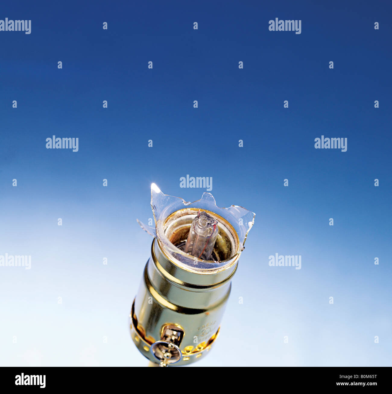 Broken Lightbulb in the socket against blue background Stock Photo - Alamy