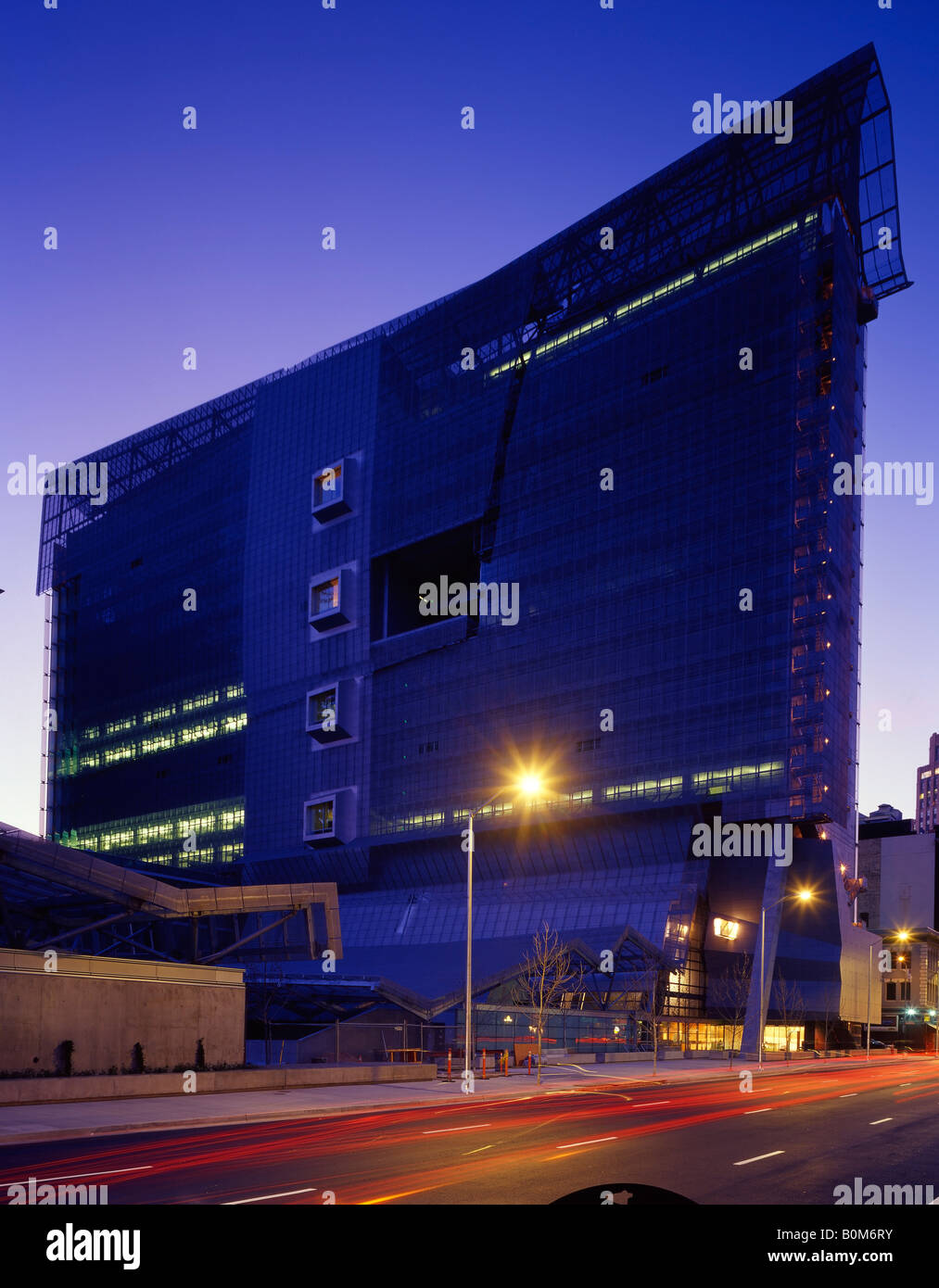 San Francisco's new Federal Building. Architect Thom Mayne of Morphosis ...