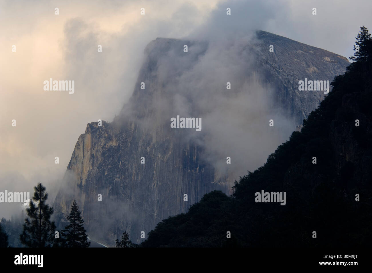 Yosemite half dome granite plutonic hi-res stock photography and images ...