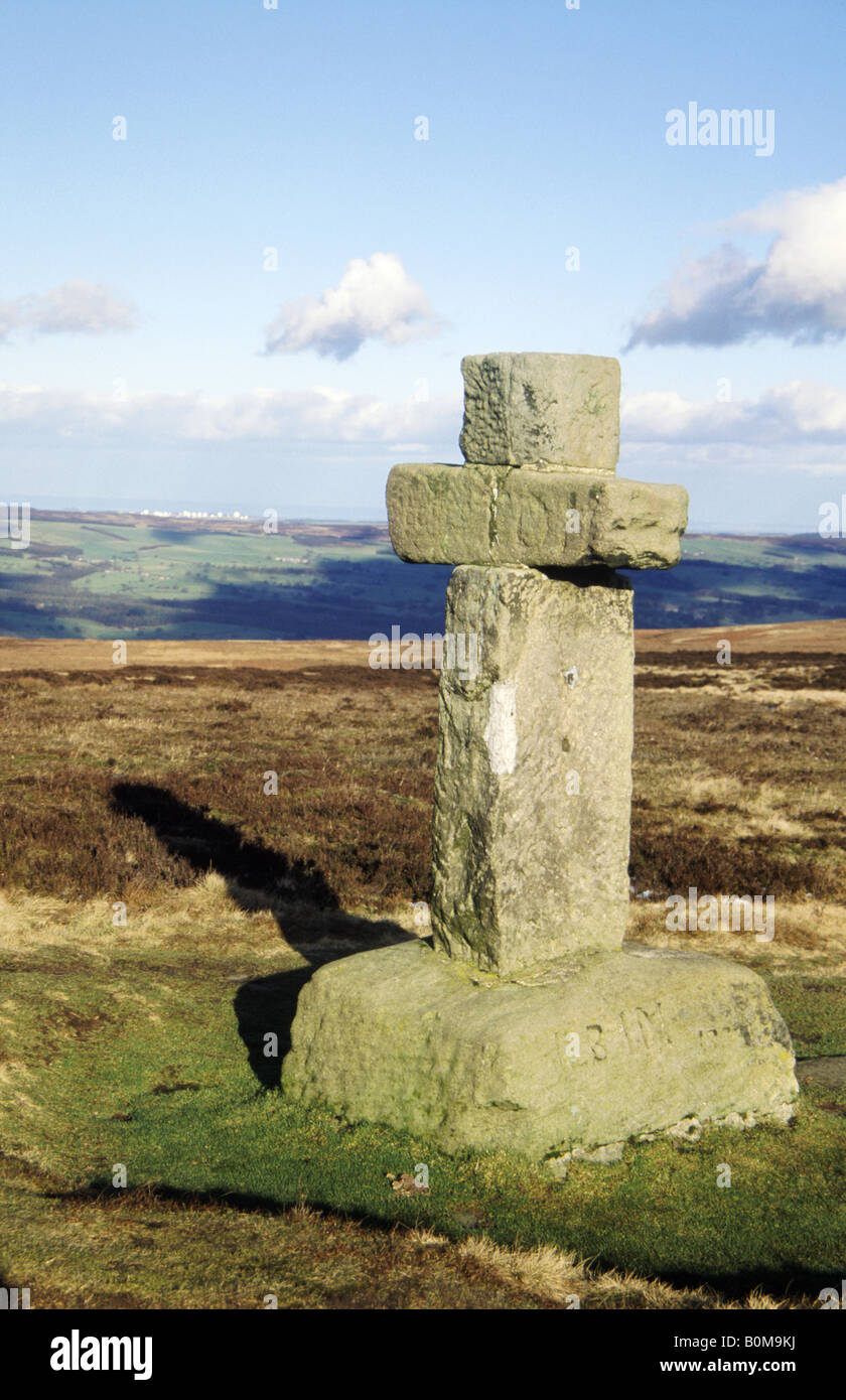 Cowpers Cross. Stone cross. Near Whetstone Gate. Moorland heather Stock ...
