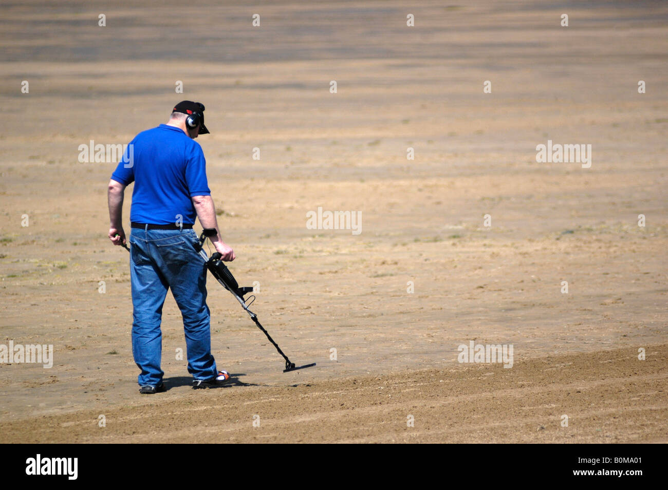 Man using metal detector hi-res stock photography and images - Alamy