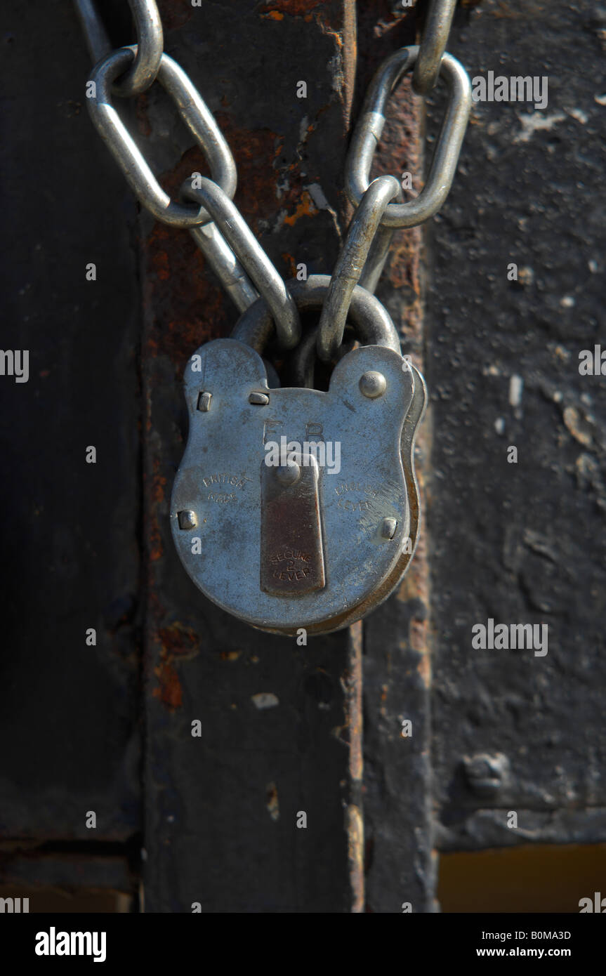 Steel padlock and chain around metal gate Stock Photo - Alamy