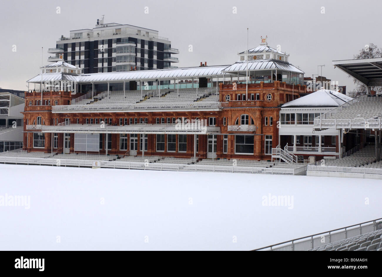 Scoreboard at lords hi-res stock photography and images - Alamy