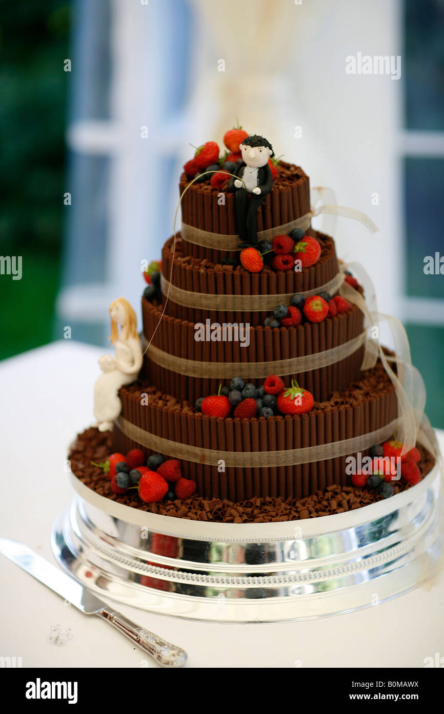 Traditional wedding cake toppers hi-res stock photography and images ...