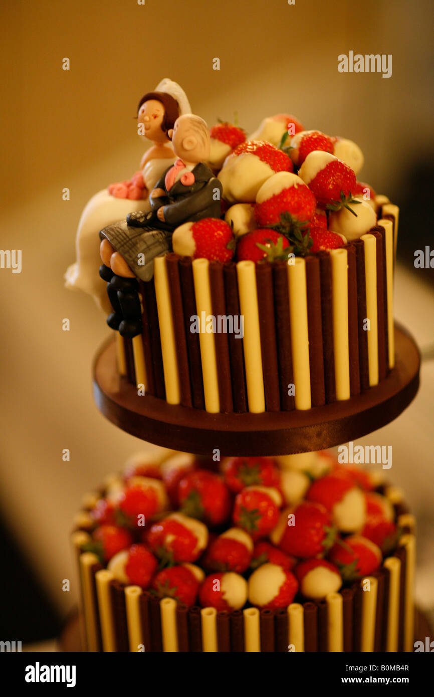 Traditional wedding cake toppers hi-res stock photography and images ...