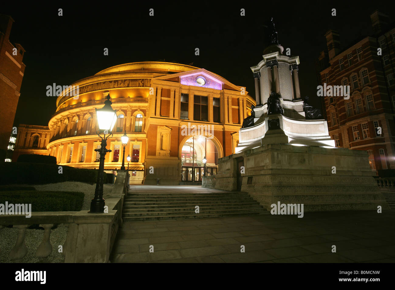 Night view royal albert hall hi-res stock photography and images - Alamy