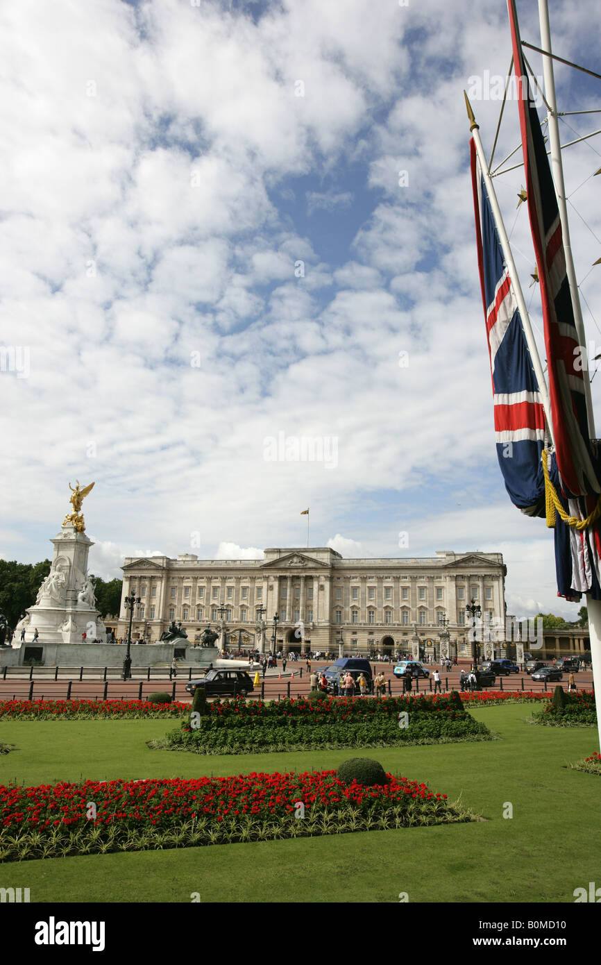 The palace of westminster union jack flag hi-res stock photography and ...