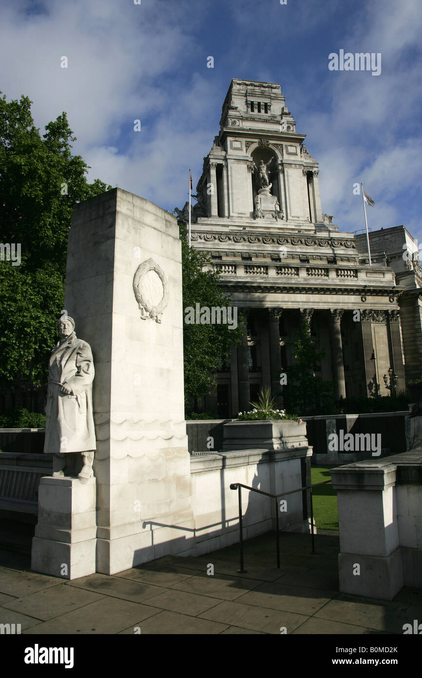 City of London, England. The Mercantile Marine War Memorial at Trinity ...