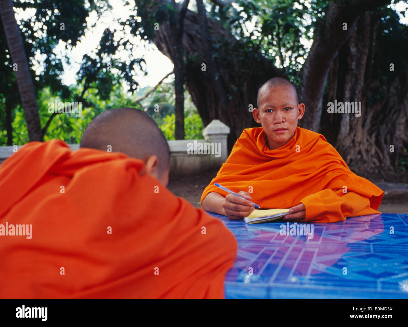 Novice monks working hi-res stock photography and images - Alamy