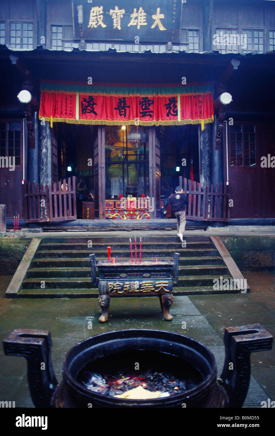 Emie Shan temple, Mount Emei, China Stock Photo - Alamy