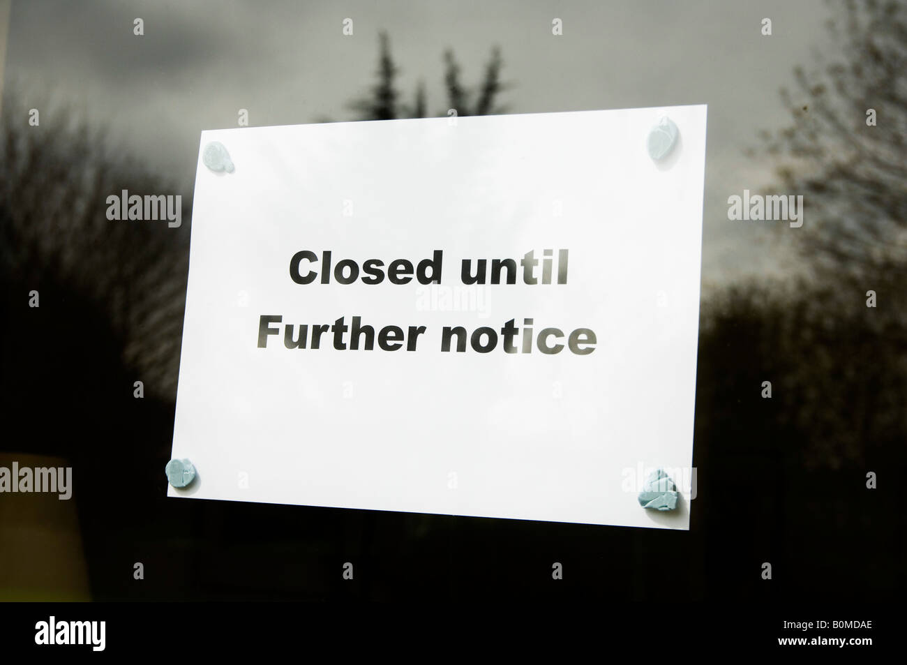 Sign on a glass door saying Closed until further notice Stock Photo - Alamy