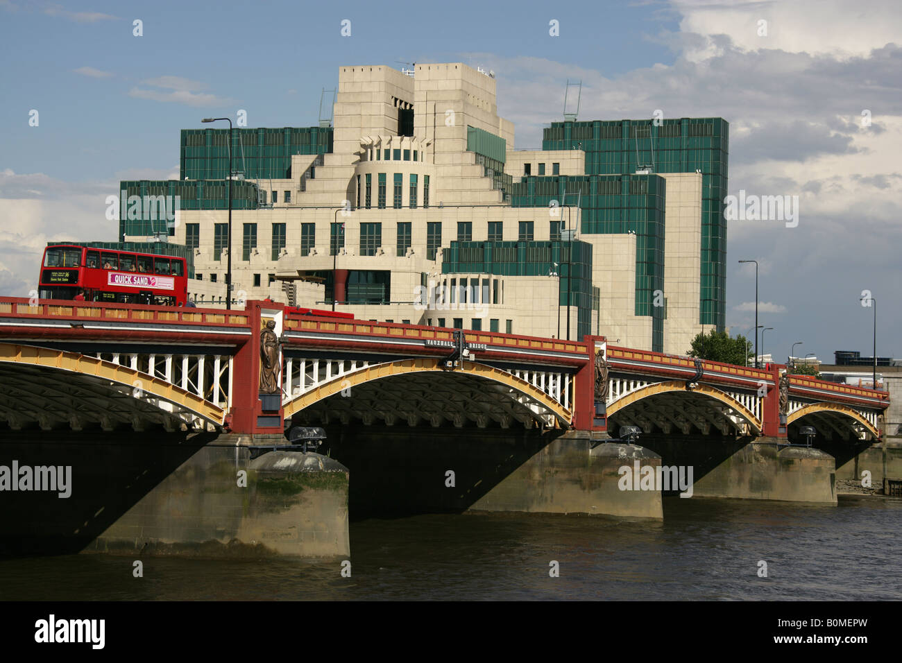 Sis mi6 headquarters albert embankment hi-res stock photography and ...