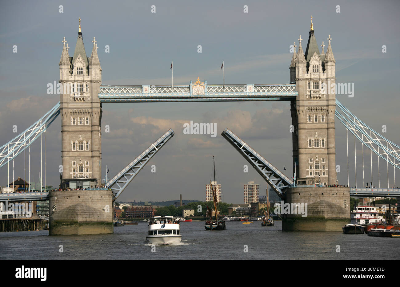 Tower bridge london bascules hi-res stock photography and images - Alamy