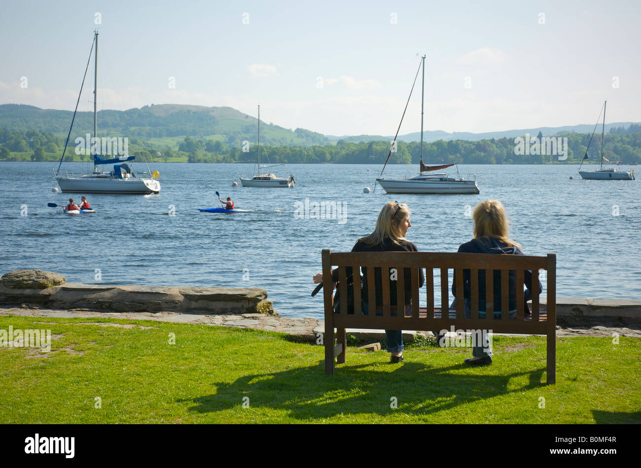 View of Lake Wndermere from the beer garden of the Waterhead Inn, Lake ...